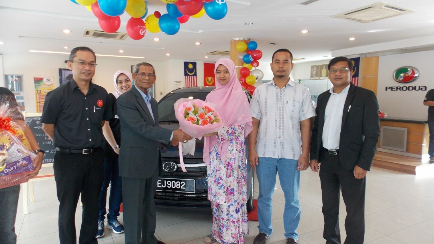 Teacher Becomes 250,000th Perodua Axia Owner - Autofreaks.com
