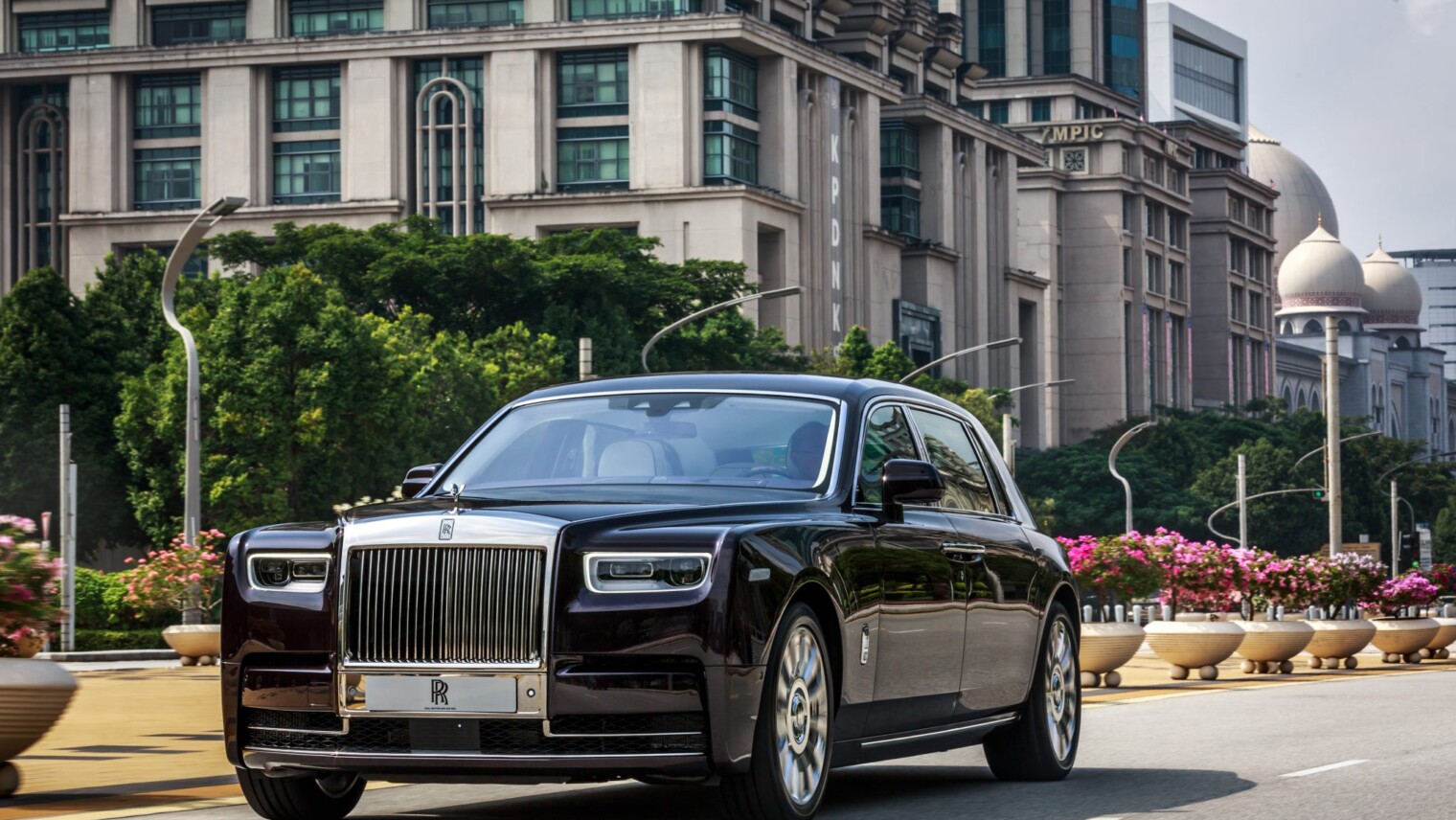 8th Generation Rolls-Royce Phantom arrives in Malaysia [+Video ...
